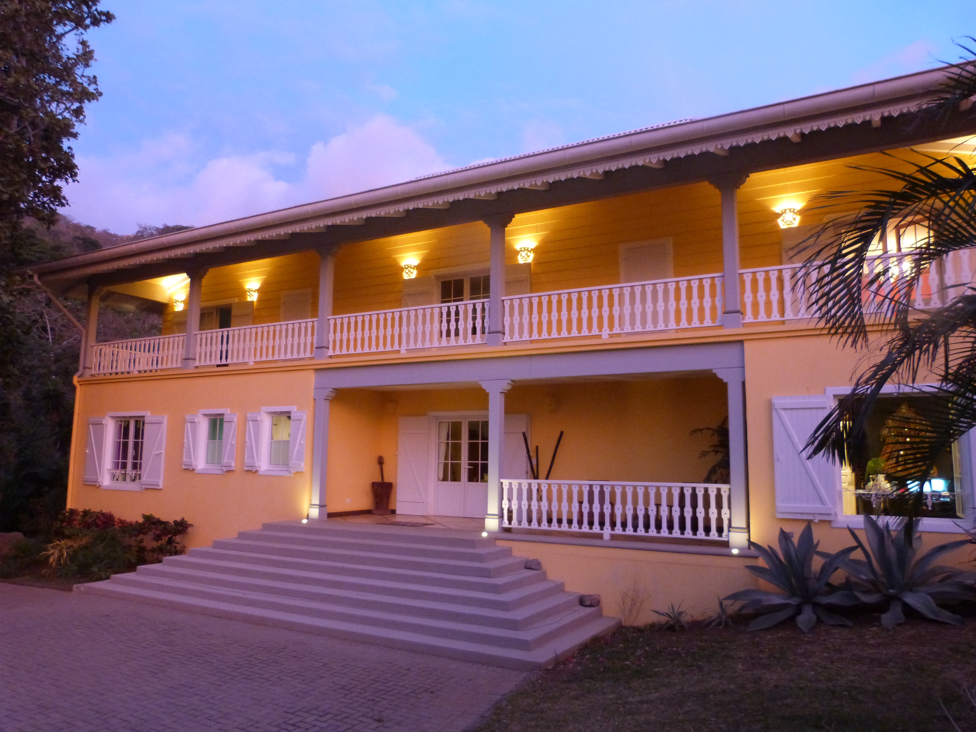 Mansion de Lujo Estilo Colonial Frances en Santa Ana – Luxury Real Estate